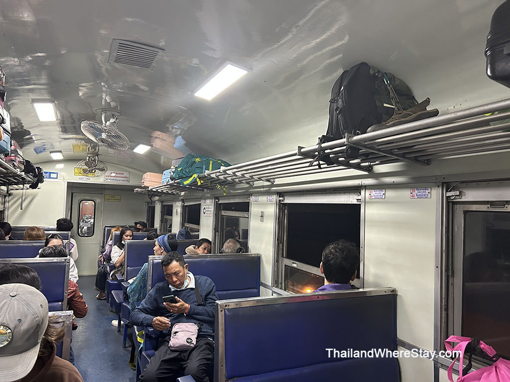 The 3rd class night train from Chiang Mai to Bangkok - ThailandWhereStay