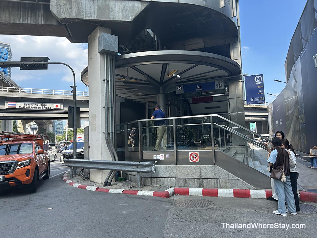Should You Stay in Silom or Siam? - ThailandWhereStay