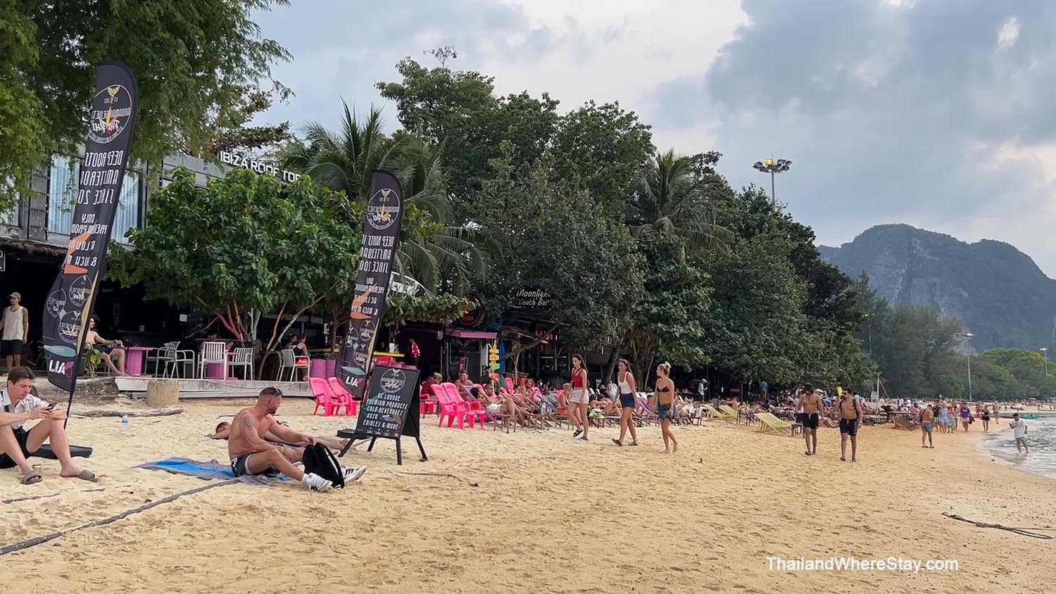 Loh Dalum Beach, Koh Phi Phi Don - ThailandWhereStay