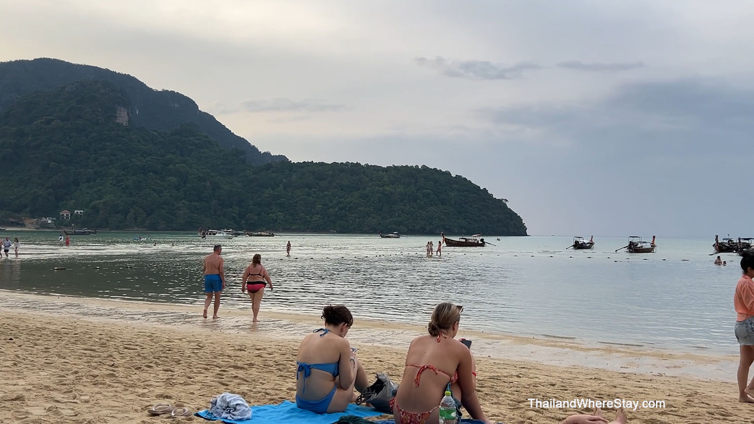 Loh Dalum Beach, Koh Phi Phi Don - ThailandWhereStay